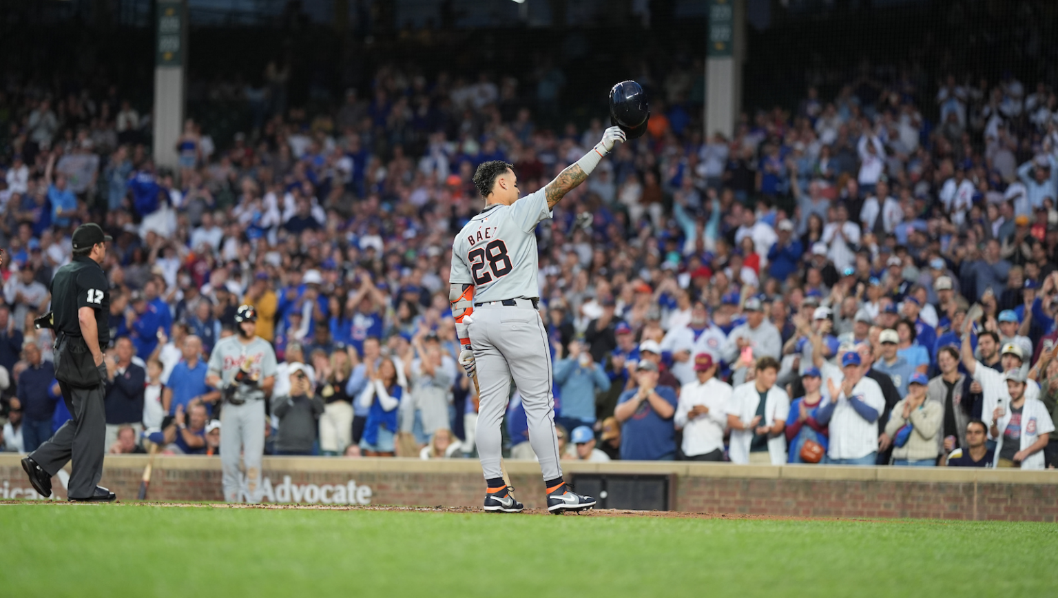 Cubs fans show their love for Javy Báez with standing ovation before ...