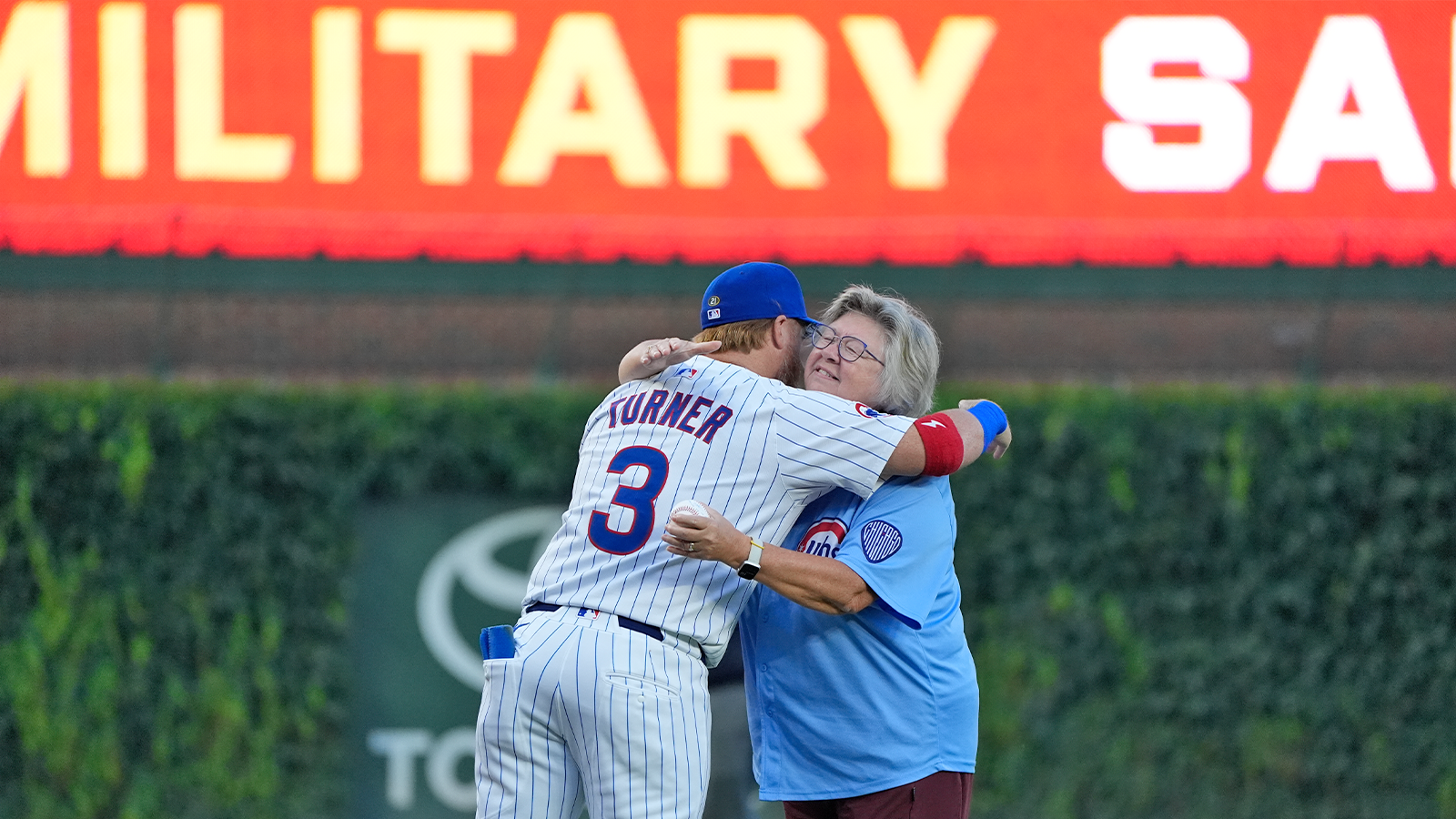 How Cubs' Justin Turner honors military members at Wrigley Field ...