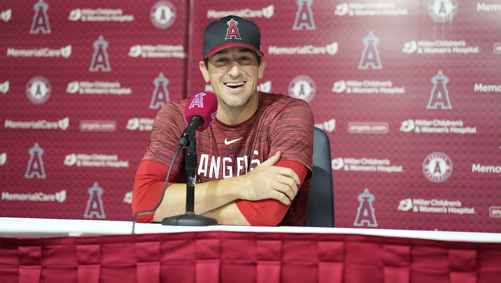 Kyle Hendricks embraces emotional Cubs reunion during Angels series ...