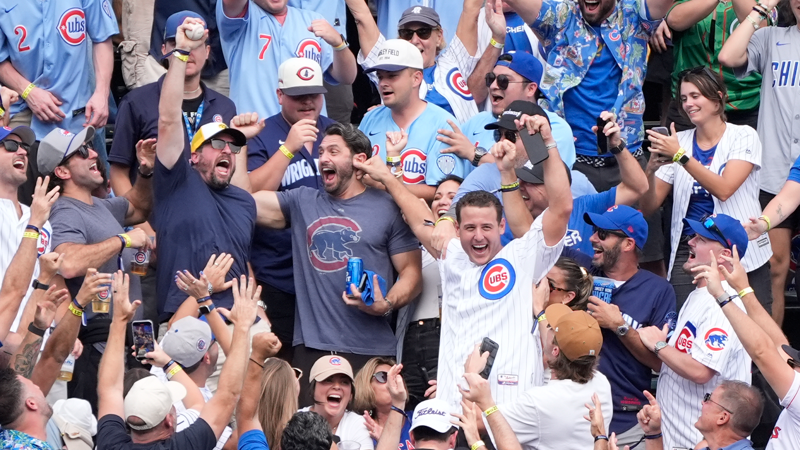 Watch Anthony Rizzo almost catch home-run ball in Wrigley Field ...